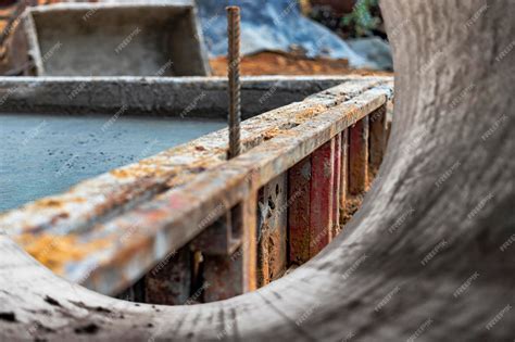 현대 모 놀리 식 주거용 건물의 철근 콘크리트 기초 콘크리트를 붓기 위해 철근 메쉬로 준비된 거푸집 모 놀리 식 건설 기술 프리미엄 사진