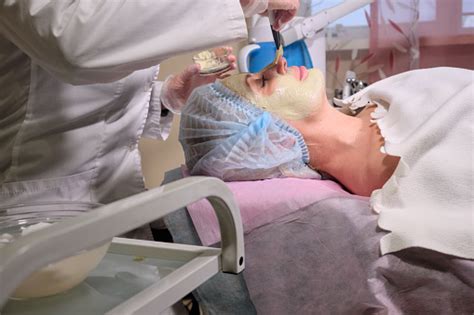 미용 학자는 그녀의 환자에 게 얼굴 마스크를 만들기 뷰티 살롱에서 안티 에이징 및 스무 딩 절차 미용 학적 클리닉에서 의사는 피부 관리의 치료를 만들기 깨끗한에 대한 스톡