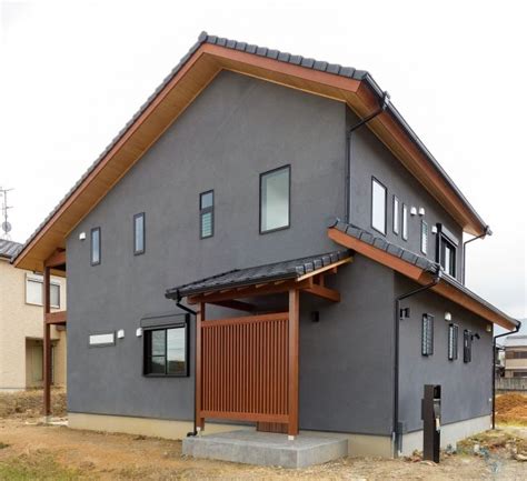 外観はグレーの塗り壁と奈良県産の木を使ったシンプルモダンなスタイル。藤見工務店 奈良 注文住宅 新築 工務店 建築 木の家