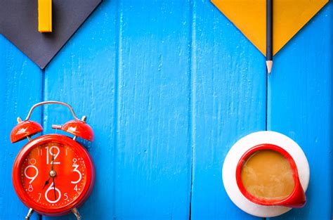 굿 모닝 단어 복고풍 시계와 파란색 배경에 평면도 커피 한잔과 함께 편지지 빈 공간 0명에 대한 스톡 사진 및 기타 이미지 0명 계절 고정됨 Istock