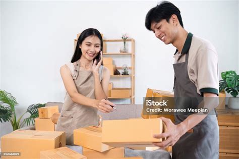 전자 상거래 비즈니스는 종이에 고객 목록을 작성하는 것이며 비즈니스 우먼은 웹 사이트 및 소셜 미디어에서 전자 상거래 비즈니스를 운영합니다 온라인 제품 판매 2명에 대한