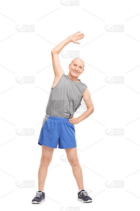 活跃的老年人做伸展运动