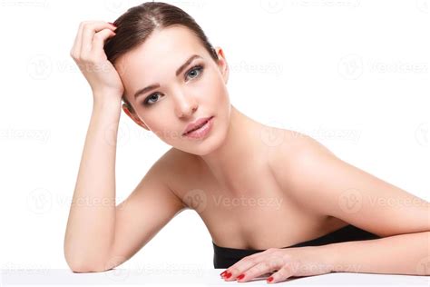 Mujer Con Rostro Hermoso Sobre Fondo Blanco 16113888 Foto De Stock En