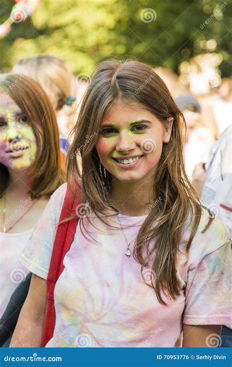 Le Ragazze Si Divertono Durante Il Festival Di Colore Fotografia Editoriale Immagine Di Colori