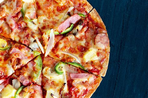 어두운 배경에 버섯과 후추와 함께 맛 있는 신선한 피자를 조각으로 잘라 블랙 테이블에 피자 0명에 대한 스톡 사진 및 기타 이미지 Istock