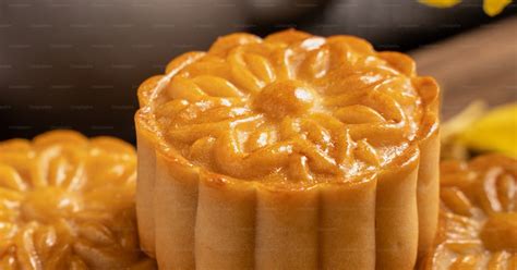 월병 중추절을 위한 월병 차와 노란 꽃이 있는 검은 슬레이트 테이블에 전통적인 축제 음식의 개념 클로즈업 복사 공간 사진 Unsplash의 복사 공간 이미지