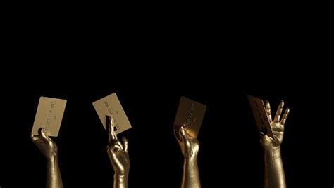 검은 색 고립 된 스튜디오 배경에 빈 플라스틱 신용 카드 또는 명함을 들고 여성의 손 은행 서비스 및 지인 개념 복사 공간 컷 아웃 낮은 키 3d 렌더링 신용 카드에 대한