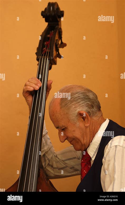Kontrabass Spielen Fotos Und Bildmaterial In Hoher Auflösung Alamy