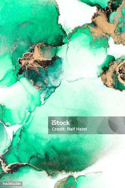 녹색 금색 추상적인 배경은 종이에 대리석 액체 잉크 예술 그림입니다 고품질 종이 질감에 원본 작품 수채화 알코올 잉크 페인트의