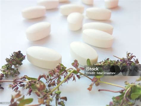 흰색 바탕에 건조 한 천연 허브와 약초 약 약초 및 건강 보조 식품의 개념 생물학적 활성 첨가제 및 비타민 0명에 대한 스톡 사진 및 기타 이미지 Istock