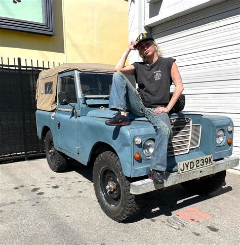 Miley Cyrus Posa Sin Sost N Para Promocionar Su Nueva Colecci N De Ropa En El Radar