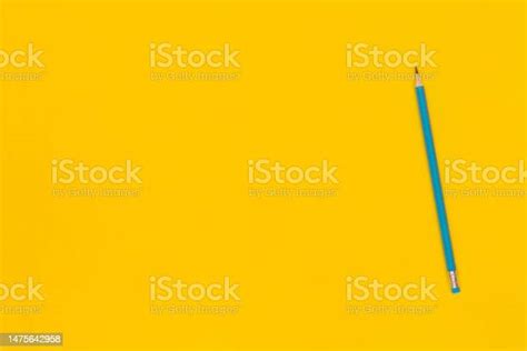 노란색 배경에 연필 복사 공간이 있는 상단 뷰입니다 플랫 레이 학교 개념으로 돌아갑니다 0명에 대한 스톡 사진 및 기타 이미지 Istock