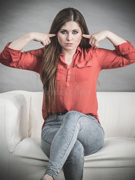 Mulher Que Est Sendo Irritada Ru Do Imagem De Stock Imagem De Escutar Desagradado