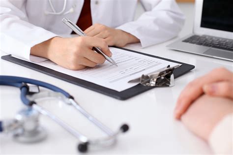 환자를 상담 하는 동안 응용 프로그램 양식을 작성 여성 의사의 클로즈업 건강관리와 의술에 대한 스톡 사진 및 기타 이미지 건강관리와 의술 노트북 무선 기술 Istock