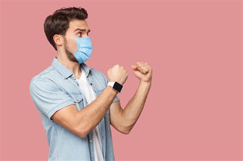 프로필 측면 보기 성난 젊은 남자의 초상화 와 수술 의료 마스크 에 푸른 셔츠 서 권투 주먹을 기대 하 고 공격 준비 권투 스포츠에 대한 스톡 사진 및 기타 이미지 Istock