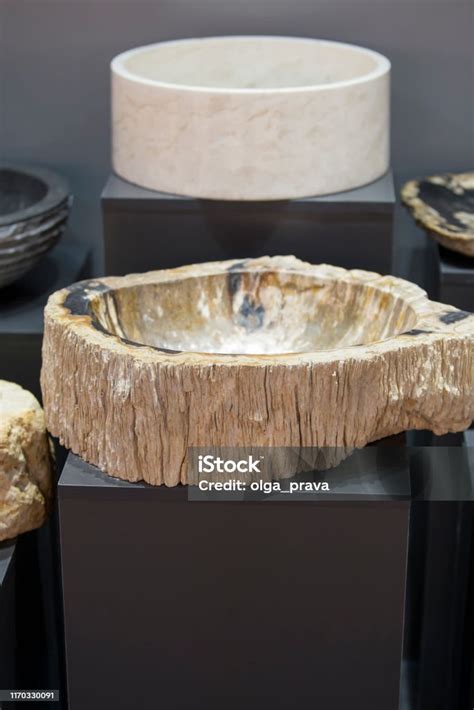 장식 돌 싱크대 바위로 만든 자체 제작 화강암 싱크대가있는 현대적인 욕실 상점에서 대리석 싱크대 0명에 대한 스톡 사진 및 기타 이미지 Istock