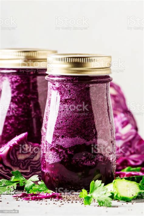 건강 한 채식주의 보라색 해독 스무디 또는 빨간 양배추 주스 유리병에 Chia 씨와 오이 0명에 대한 스톡 사진 및 기타 이미지 0명 건강한 생활방식 건강한 식생활