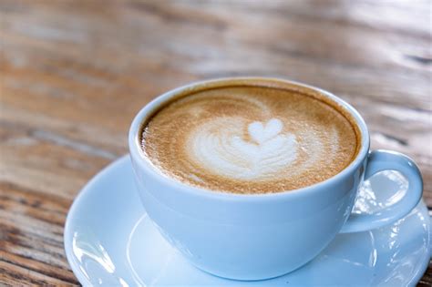 오래 된 나무 책상에 흰색 컵에 튤립 모양의 라떼 아트 커피 갈색에 대한 스톡 사진 및 기타 이미지 갈색 긍정적인 감정 표현 기포 음료 Istock