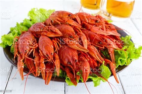 흰색 나무 바탕에 맥주의 유리 세라믹 접시에 삶은 가재의 큰 더미 갈고리 발톱에 대한 스톡 사진 및 기타 이미지 갈고리 발톱 감귤류 과일 갑각류 Istock