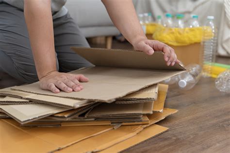 가정 재활용 에코 제로 폐기물 개념 재활용 종이 상자를 사용하는 남자 재활용 가능한 원료로 만든 갈색 판지 상자 친환경 포장을 쌓아줍니다 갈색에 대한 스톡 사진 및 기타