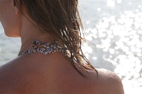 해변에서 여자의 머리 젖은 머리는 이미지를 닫습니다 소금에 절인 바다 물과 태양 여름 헤어 케어 개념으로 인한 모발 손상 그리스에 대한 스톡 사진 및 기타 이미지 Istock