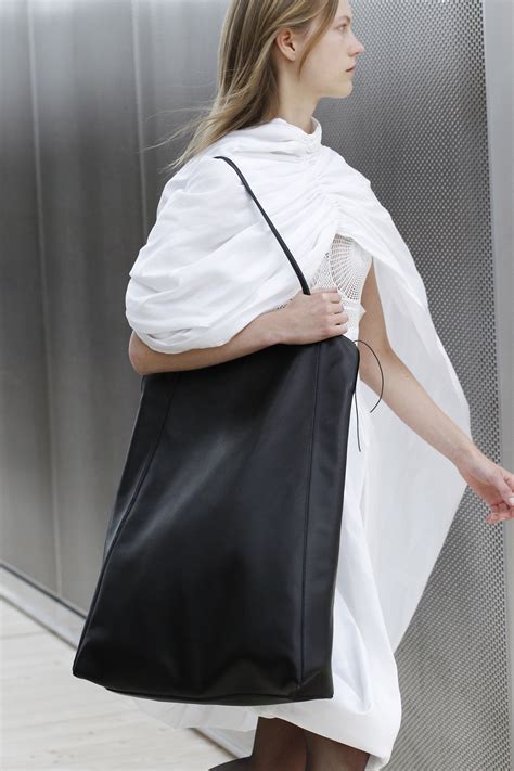 Розовый голая грудь акцент на талию и еще 11 трендов этой весны