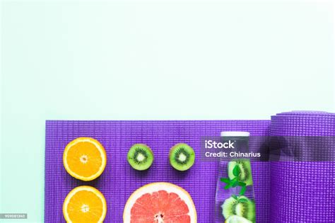 뚱뚱한 연소와 건강 한 라이프 스타일 프레임 개념 과일 해독 물 체육관 매트와 무게 0명에 대한 스톡 사진 및 기타 이미지 0명 개념 건강한 생활방식 Istock