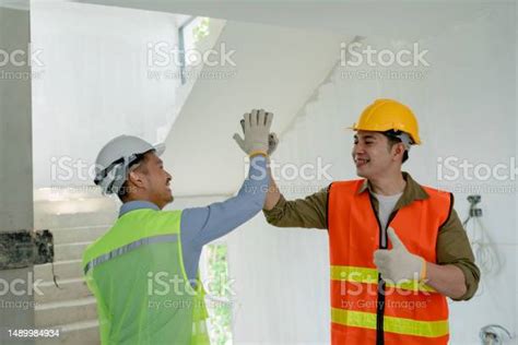 다민족 엔지니어가 서류 작업 및 평면도 도면 계약 및 계약 개념에 대한 비용 추정을 위해 거래 및 측정에 대해 브레인스토밍합니다 2명에 대한 스톡 사진 및 기타 이미지