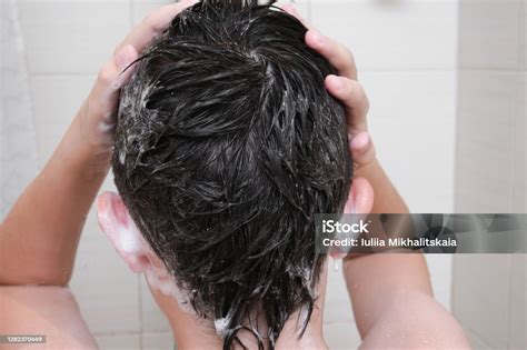 위생 절차와 십대 소년의 건강한 습관 샤워를복용하고 샴푸로 머리를 씻는다 가정의 방에 대한 스톡 사진 및 기타 이미지 가정의