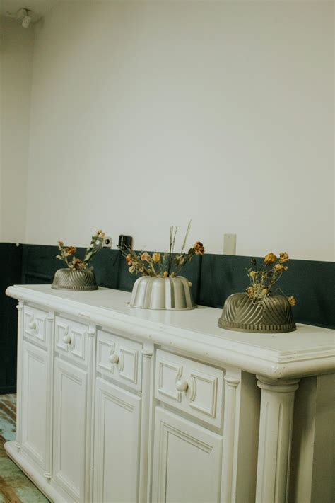 흰색 카운터 위에 꽃이 달린 두 개의 꽃병 사진 Unsplash의 무료 회색 이미지