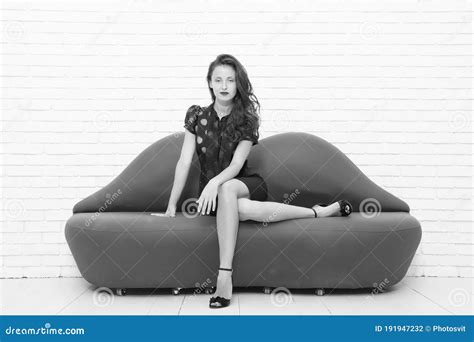 Donna Magra Sul Divano Sexy Donna D Affari Rilassata Sul Divano Rosso Una Donna Elegante Ha La