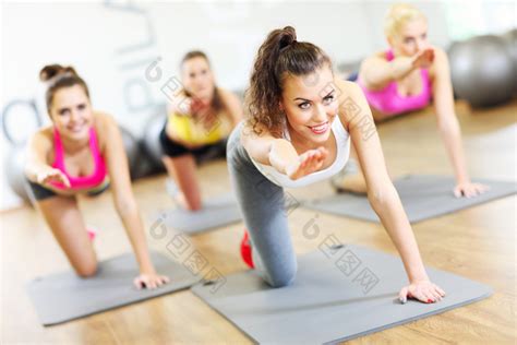 在健身房锻炼的妇女群体图片 包图网企业站