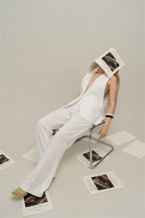 런웨이 매거진 매끄러운 모델 포즈 모델링 미니멀리스트 사진 촬영 스타일 스타일 아이콘 스타일리시한 스튜디오 시크한 심미적 인 앉아 있는 양복 조끼