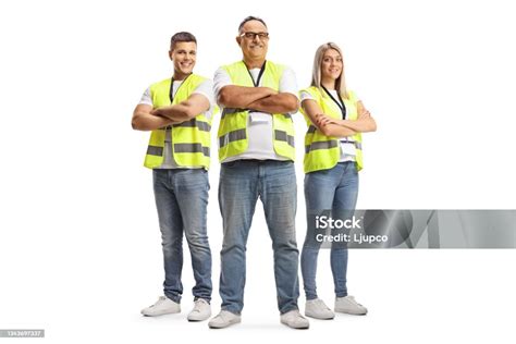 반사 안전 조끼를 입고 교차 팔로 포즈를 취하는 두 남자와 여자의 전체 길이 초상화 흰색 배경에 대한 스톡 사진 및 기타 이미지 흰색 배경 직업 양복 조끼 Istock