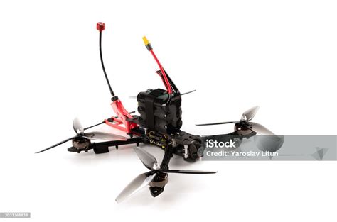 흰색 배경에 쿼드 콥터 Fpv를 직접 할 수있는 사진입니다 무선 조종의 현대 전투 Fpv 드론 현대 전쟁을 위한 저비용 배회 탄약 0명에 대한 스톡 사진 및 기타 이미지