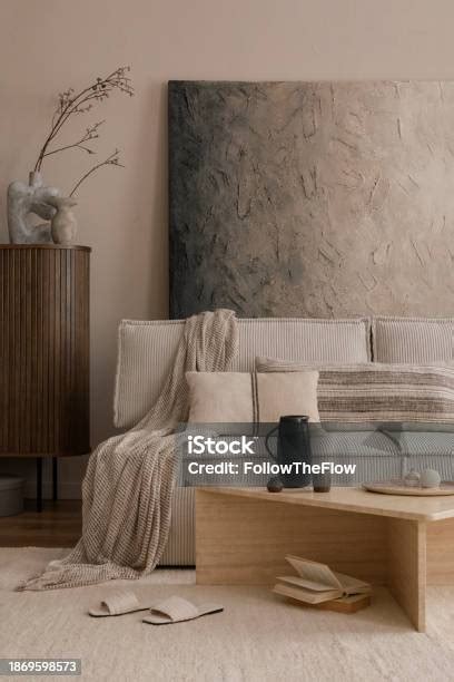 모형 포스터 프레임 모듈식 소파 대리석 커피 테이블 책 나무 찬장 베이지색 러그 슬리퍼 격자 무늬 베개 및 개인 액세서리가 있는 거실 인테리어 가정 장식 템플렛 0명에 대한