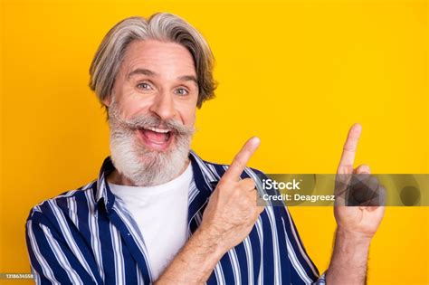 사진 행복한 흥분 미소 좋은 분위기 성숙한 남자 포인트 손가락 카피 스페이스 광고 고립 된 노란색 색상 배경 남자에 대한 스톡 사진 및 기타 이미지 Istock
