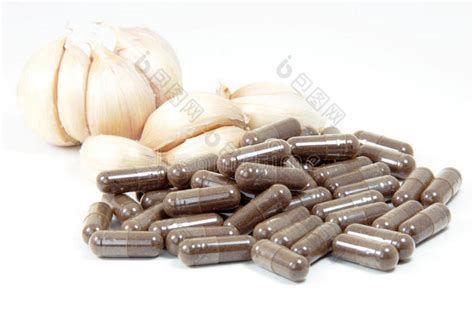大蒜草药胶囊口服药白色背景下分离的替代药图片 包图网企业站