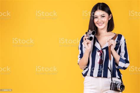 여름 캐주얼 옷에 관광 여성 아시아 미소 여자 노란색 배경으로 여행하는 승객 아시아 여자 가 에 여름 휴가 여행 재미 가방에