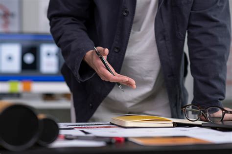 사무실에서 일하는 아시아 그래픽 디자이너 아티스트 크리에이티브 디자이너 일러스트 레이터 그래픽 스킬 개념 30 34세에 대한 스톡 사진 및 기타 이미지 Istock