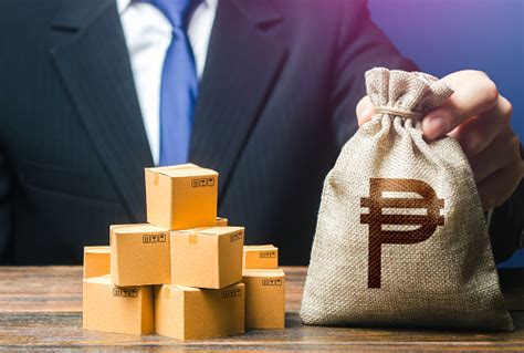 사업가는 필리핀 페소 돈 가방과 물건이 담긴 상자를 들고 있습니다 Performing Arts Event에 대한 스톡 사진 및 기타 이미지 Performing Arts