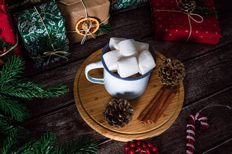 마시멜로와 카카오 크리스마스 선물 크래프트 빨간색 녹색 종이 장식이있는 새해 상자 뜨거운 음료 사진 갈색 용지에 대한 스톡 사진 및 기타 이미지 Istock