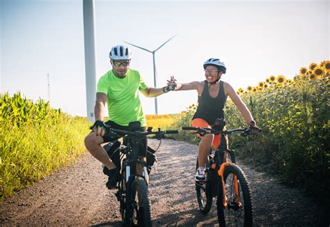 시골 길에서 모험을 즐기는 한 쌍의 산악 자전거 타는 사람의 사진 2명에 대한 스톡 사진 및 기타 이미지 2명 건강한 생활방식 남성 Istock