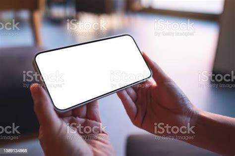 빈 데스크톱 화면으로 휴대 전화를 들고 사용하는 여성의 모형 이미지 35 39세에 대한 스톡 사진 및 기타 이미지 35 39세 Brand Name Smart Phone