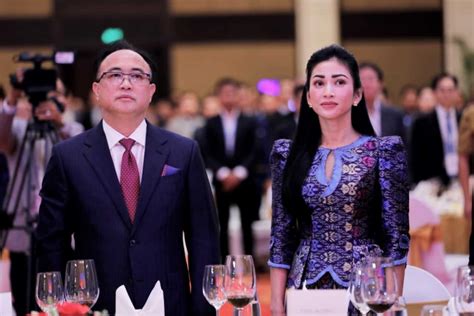 អ្នកឧកញ៉ា គិត ម៉េង ដឹកដៃជំទាវឧកញ៉ា ម៉ៅ ចំណាន ទៅទទួលពានរង្វាន់ធុរកិច្ចអាស៊ាន