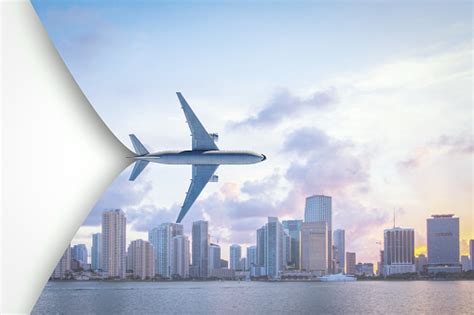 모의 장소와 함께 밝은 도시 하늘을 배경으로 창조적 인 비행기 여행 및 광고 배너 3d 렌더링 0명에 대한 스톡 사진 및 기타 이미지 Istock