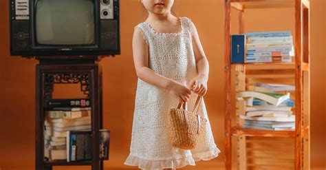 고전적인 스타일 고전적인 장식 귀여운 소녀 나무 선반 머리띠 무고한 표현 미니멀리스트 인테리어 발랄한 매력 방 장식 복고풍 스타일 빈티지 Tv 빈티지