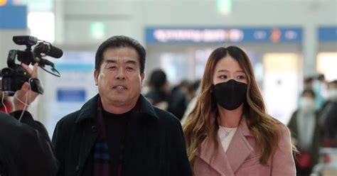 [포토]류현진 아내 배지현 시아버지 에스코트 받으며 출국