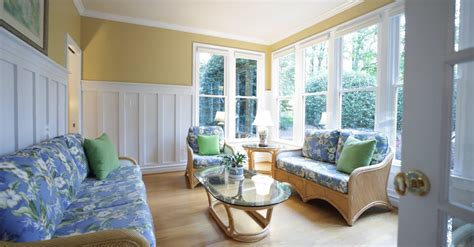 가구 가정집 거실 고리 버들 가구 넓은 거실 녹지 전망 램프 러그 럭셔리 밝은 인테리어 방 방학 렌탈 벽면 소파 소프트 가구 실내 아늑한