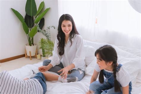 Underbar Glad Asiatisk Familj Hemma Hos Den Gode Sleende Mor Son Och